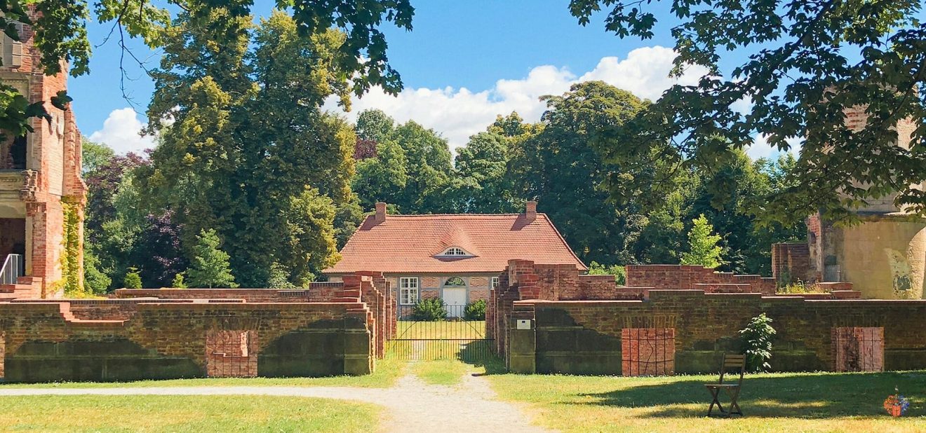 Schlossruine Pansevitz mit Park in Mecklenburg-Vorpommern